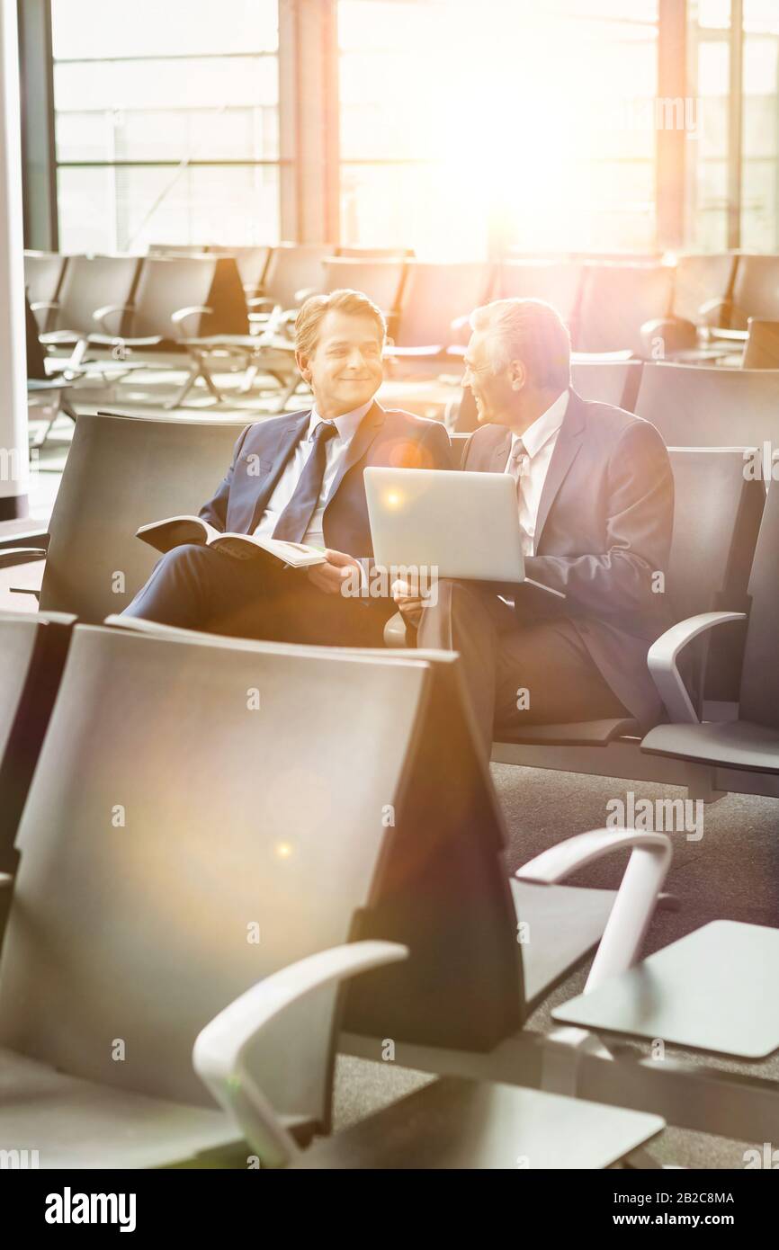 People sleeping airport hi-res stock photography and images - Alamy