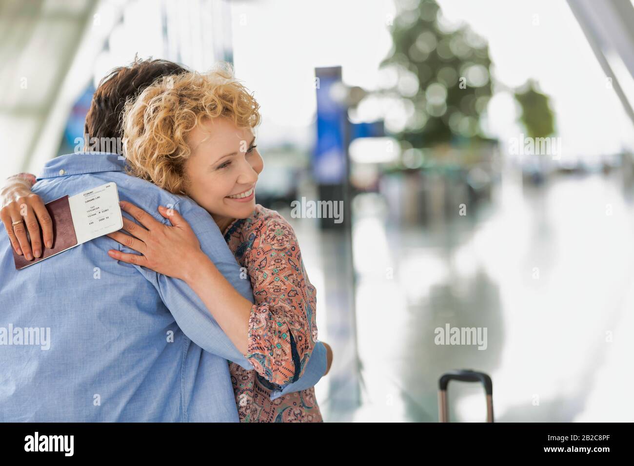 Reuniting family hi-res stock photography and images - Alamy