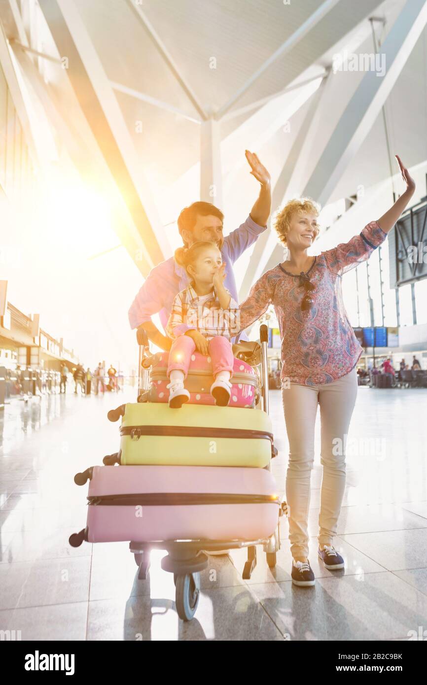 Family waving hi-res stock photography and images - Alamy