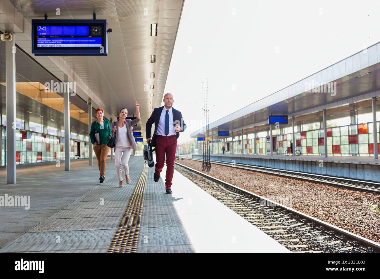 People running to catch their train hi-res stock photography and images ...