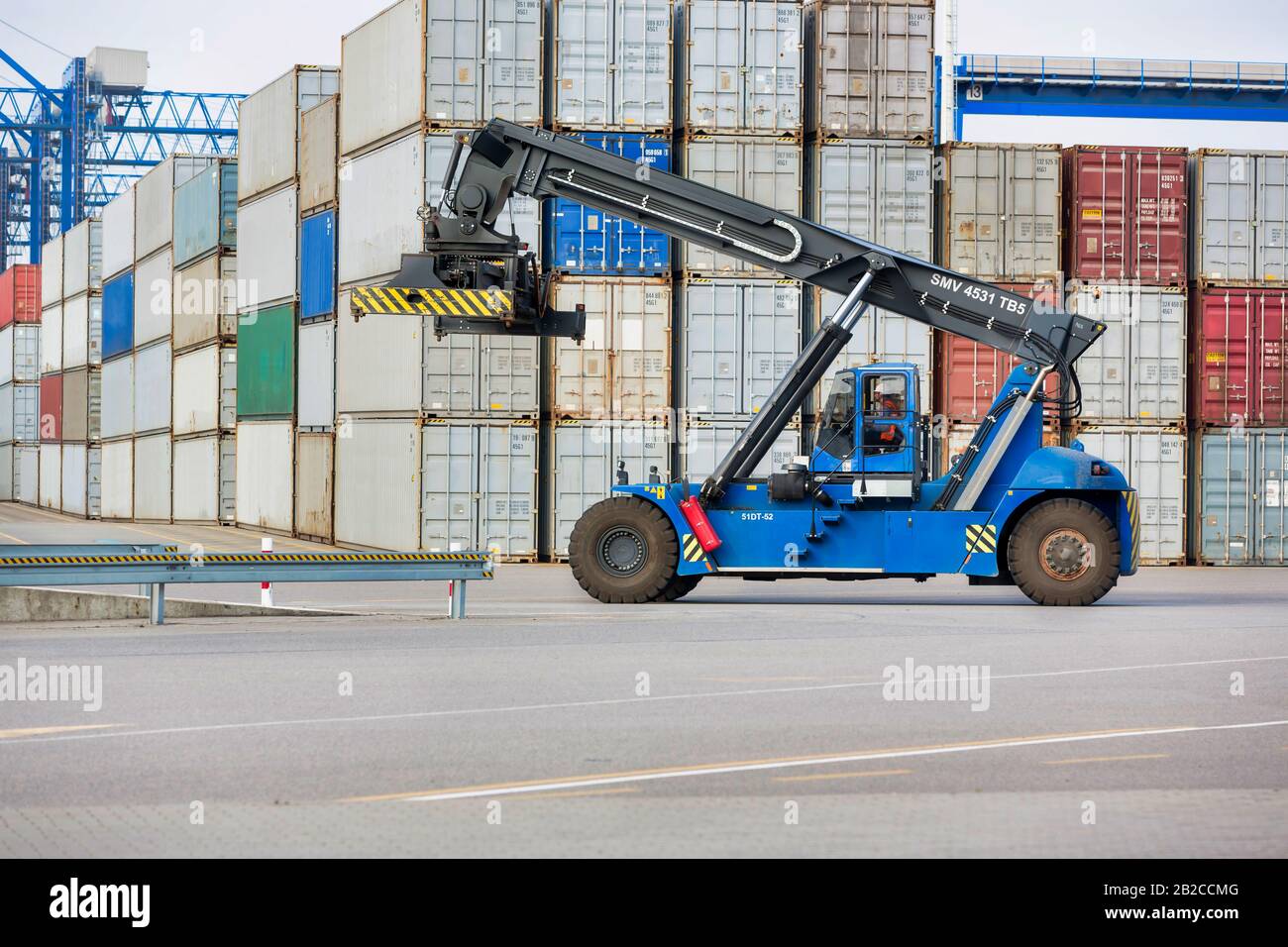 Exporting machinery hi-res stock photography and images - Alamy