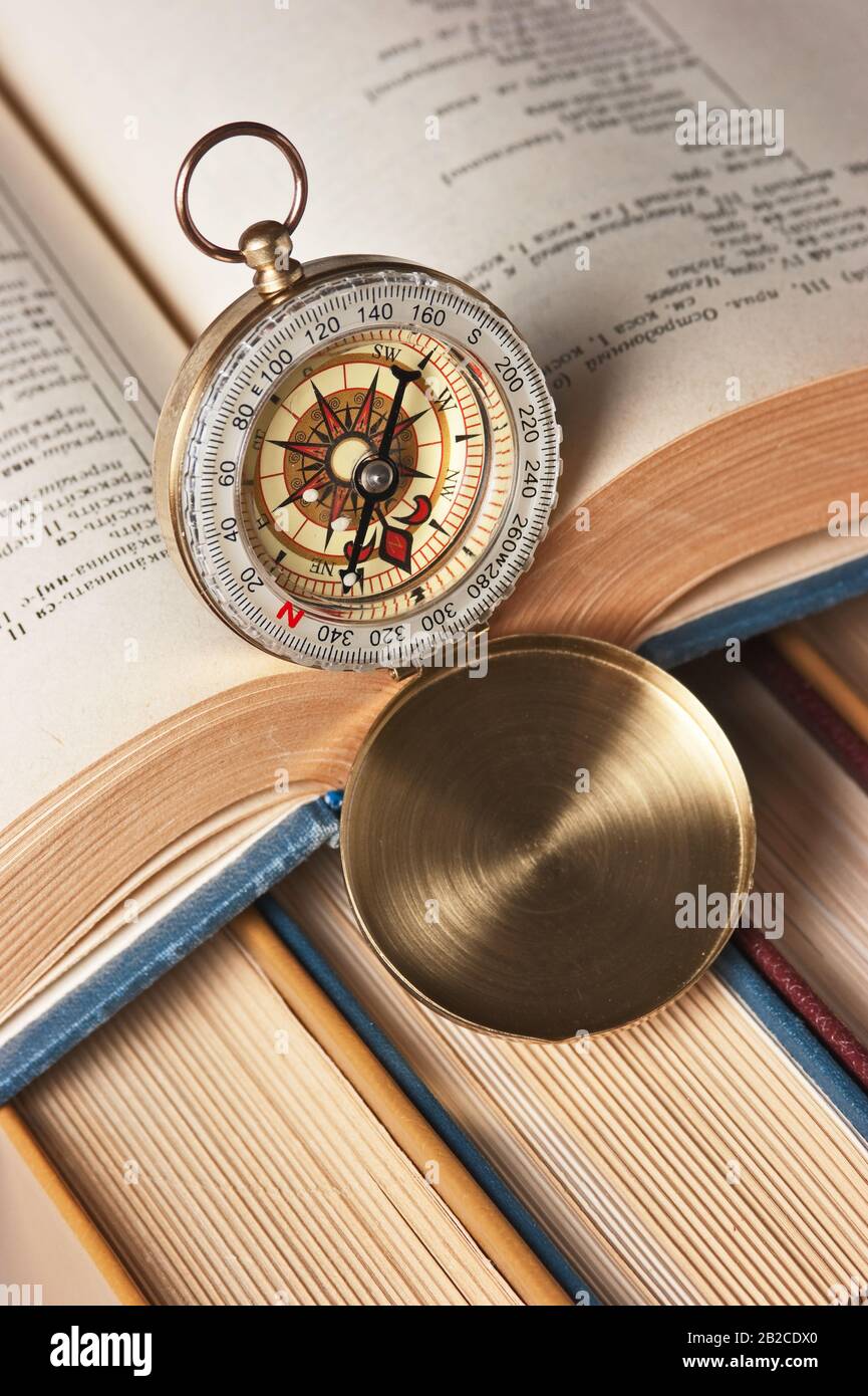 compass and the old books Stock Photo - Alamy