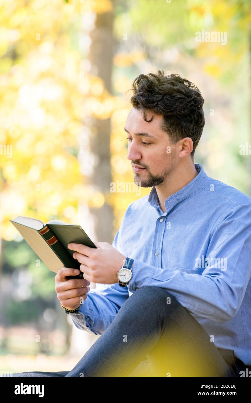 Man reading a book in the park hi-res stock photography and images - Alamy