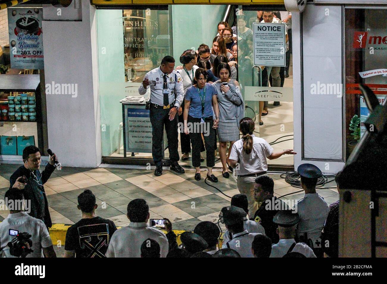 Manila, Metro Manila. 2nd Mar, 2020. A security guard leads hostages to ...