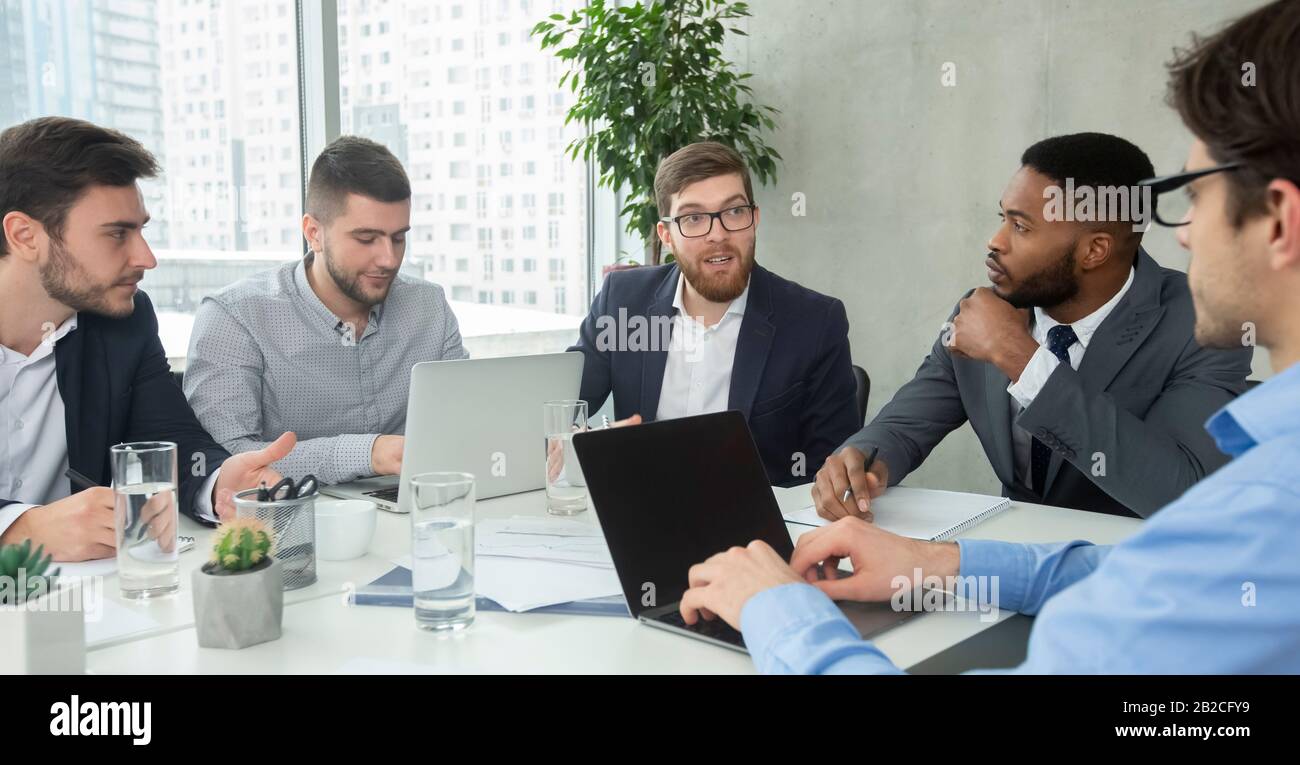 Multiethnic briefing hi-res stock photography and images - Alamy