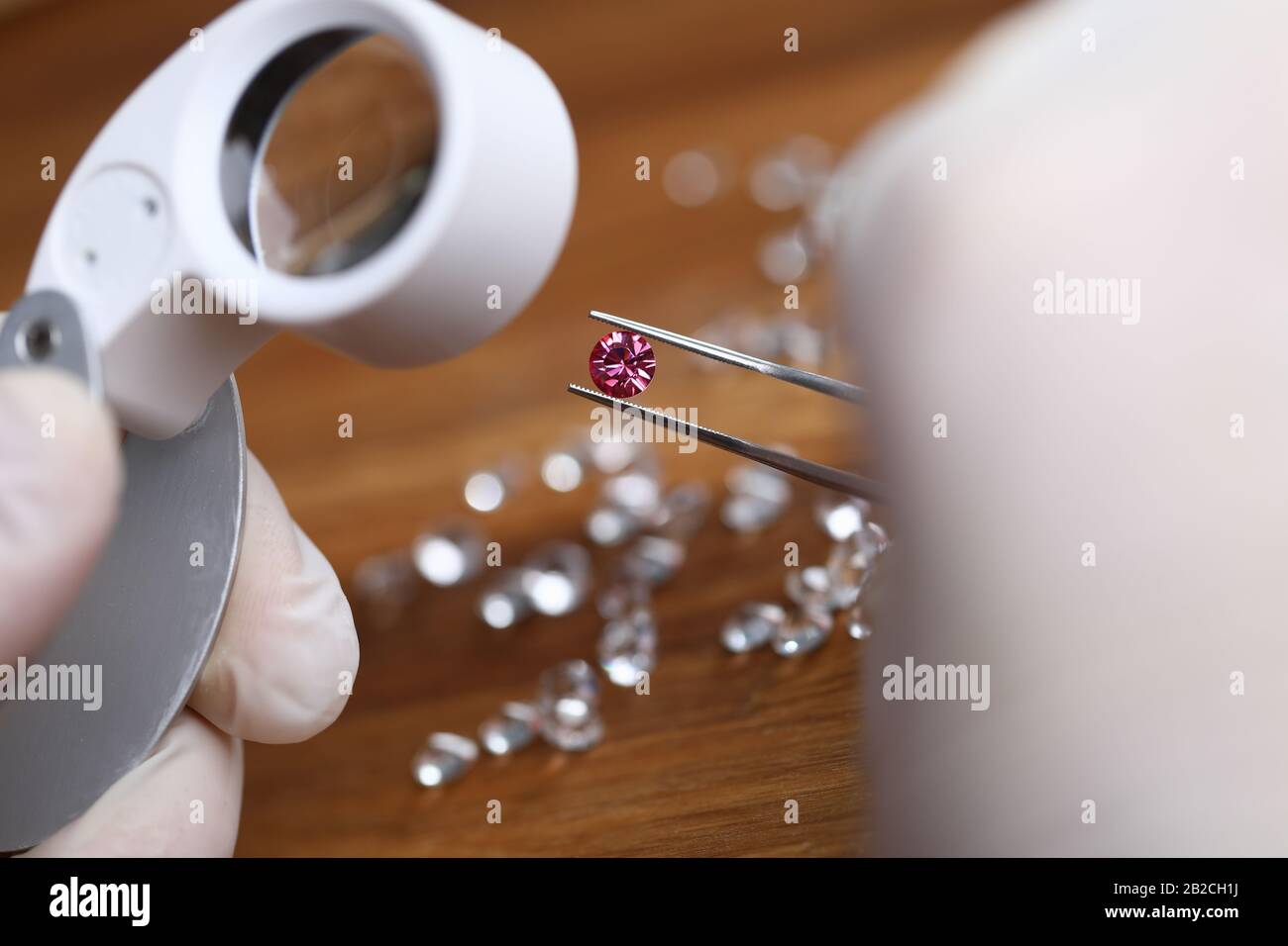 Diamond magnifying glass hi-res stock photography and images - Alamy