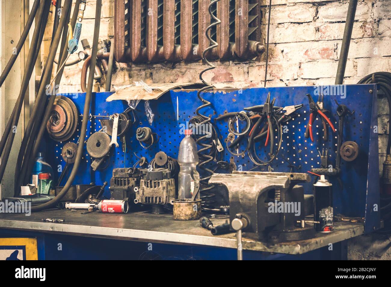 Old car repair shop hi-res stock photography and images - Alamy