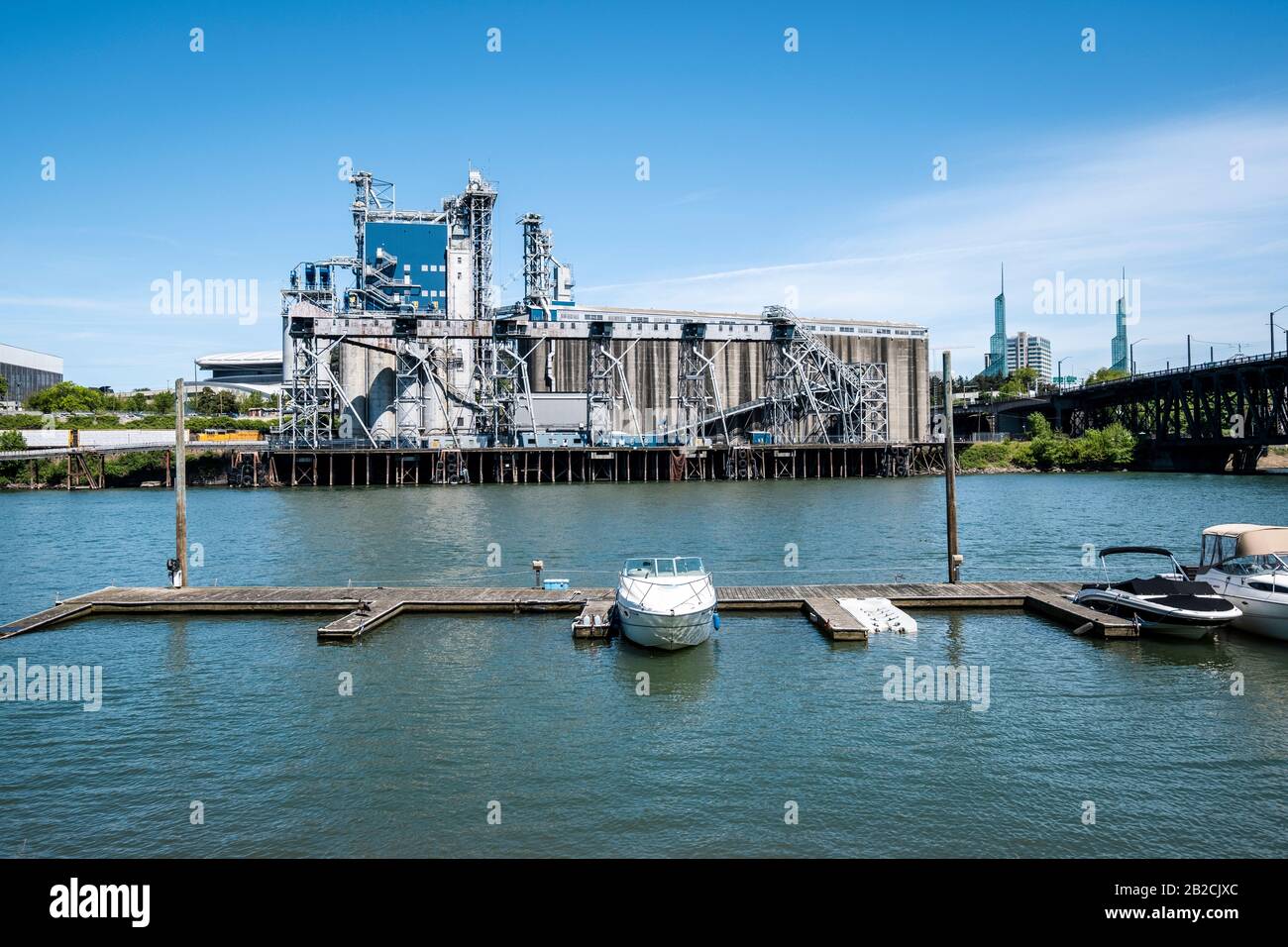 View of Willamette River, Portland Oregon Stock Photo - Alamy