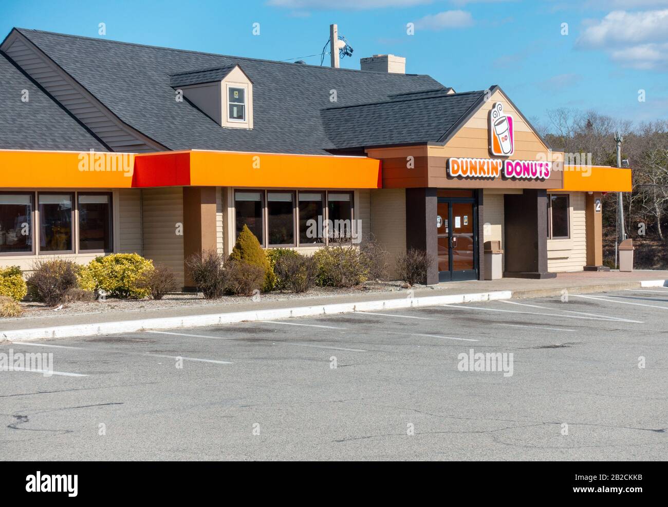 Dunkin Donuts restaurant exterior Stock Photo - Alamy