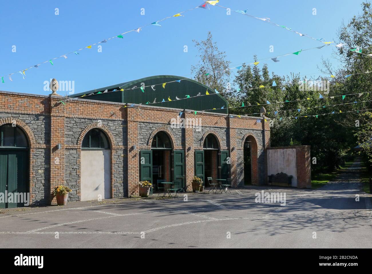 Cafe exterior oakfield park hi-res stock photography and images - Alamy