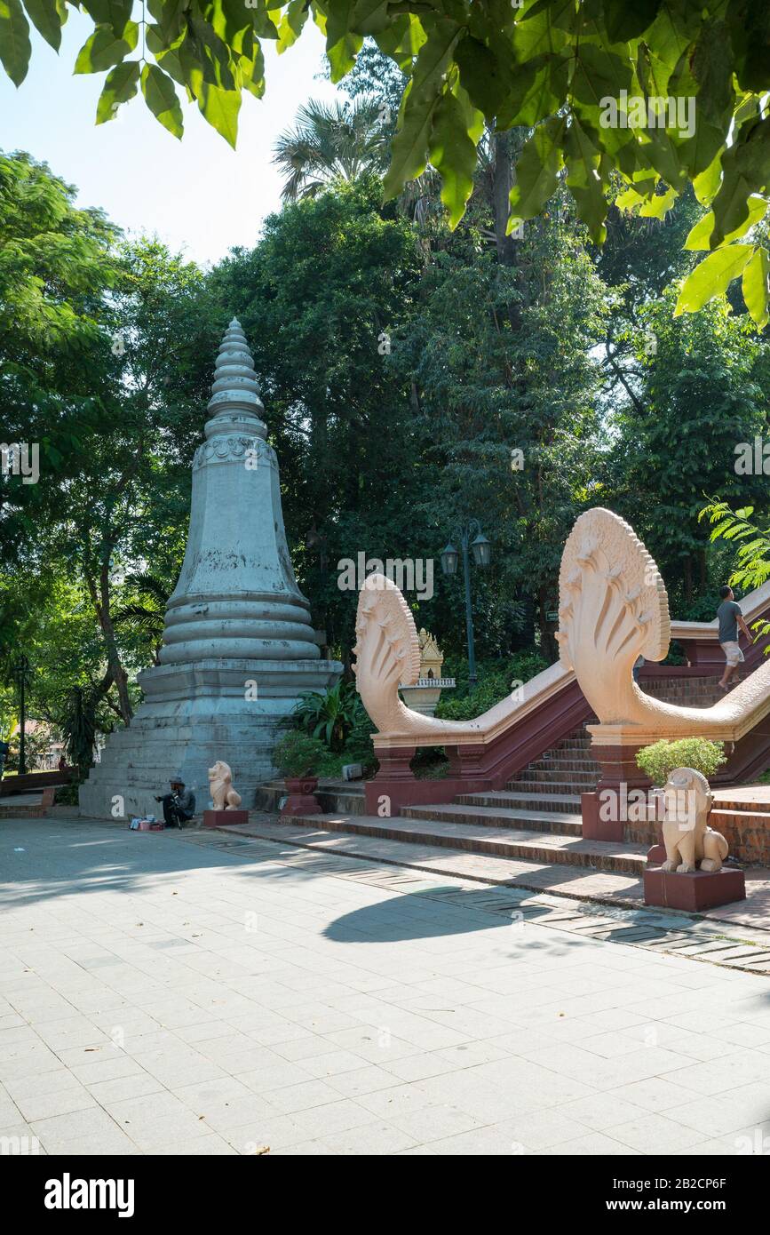 Wat Phnom temple in Phnom Penh, Cambodia, Asia Stock Photo - Alamy