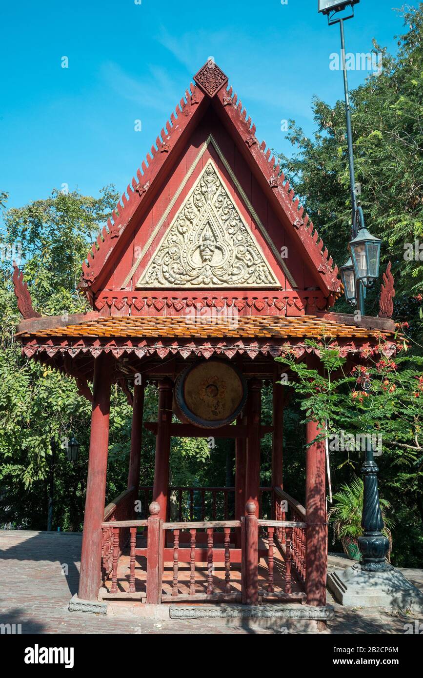 Wat Phnom temple in Phnom Penh, Cambodia, Asia Stock Photo - Alamy
