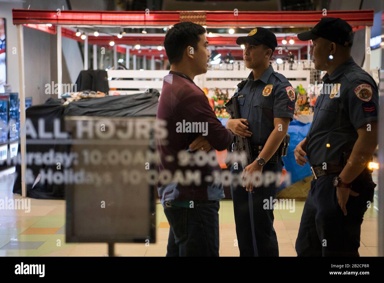 Shopping mall police hi-res stock photography and images - Alamy