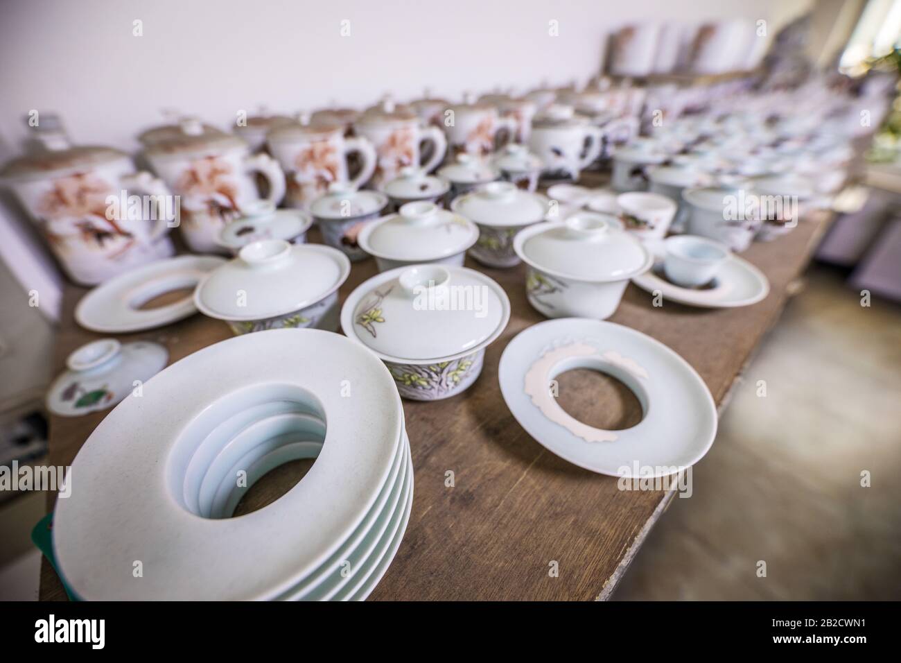 Chinese pottery manufacturing hi-res stock photography and images - Alamy