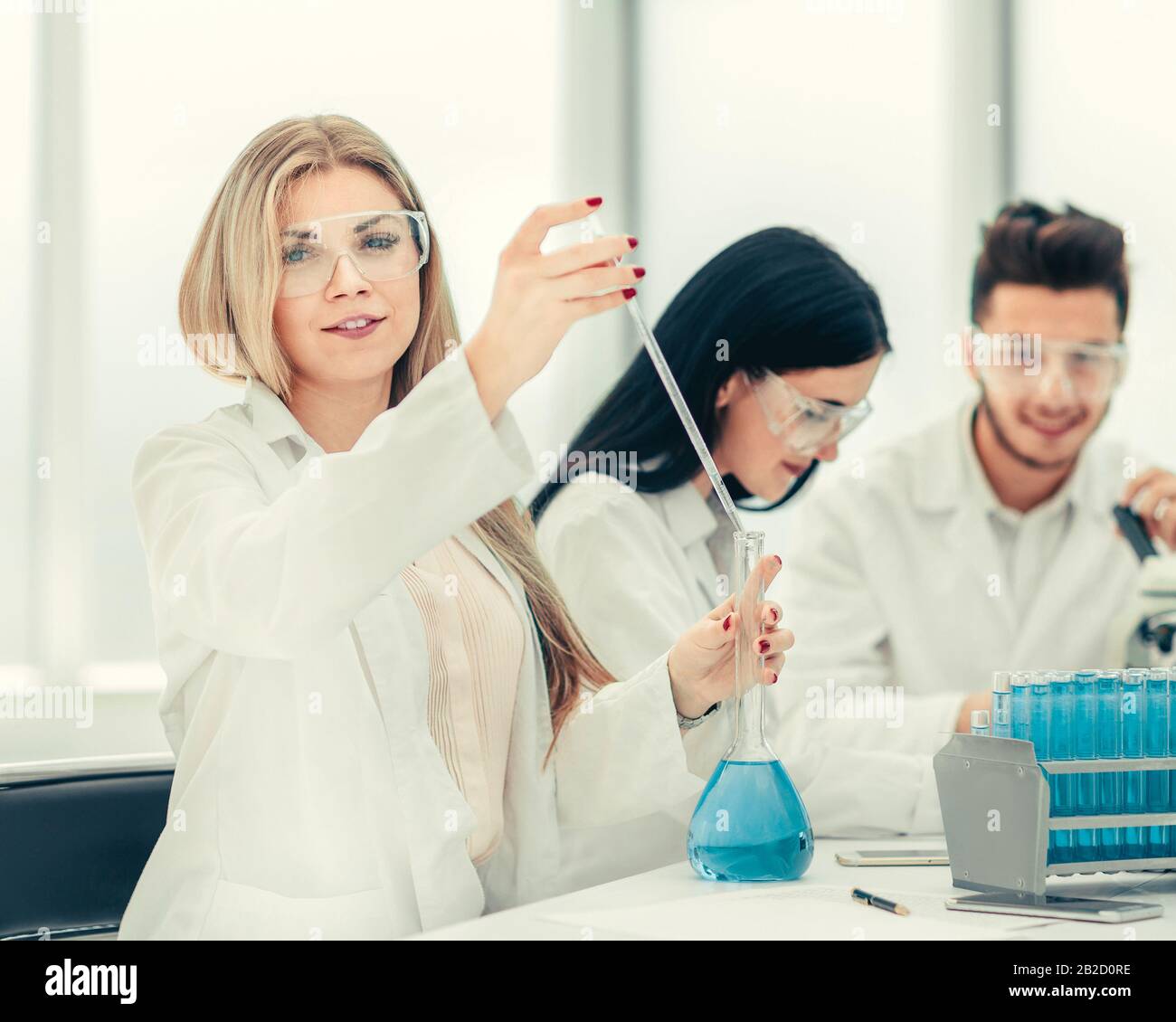doctors and scientists doing tests for the coronavirus Stock Photo - Alamy