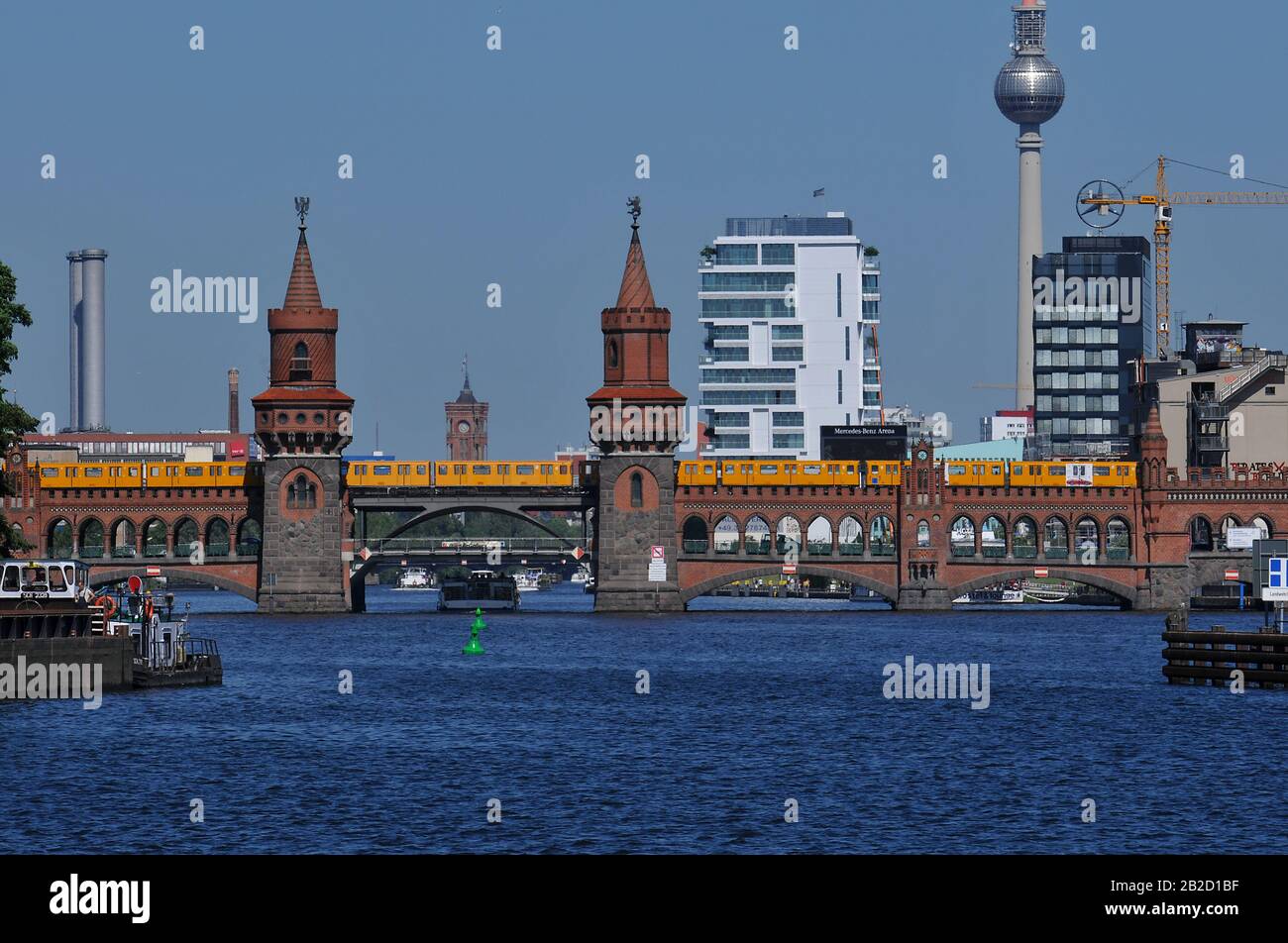 Oberbaumbruecke, Spree, Friedrichshain, Berlin, Deutschland Stock Photo ...