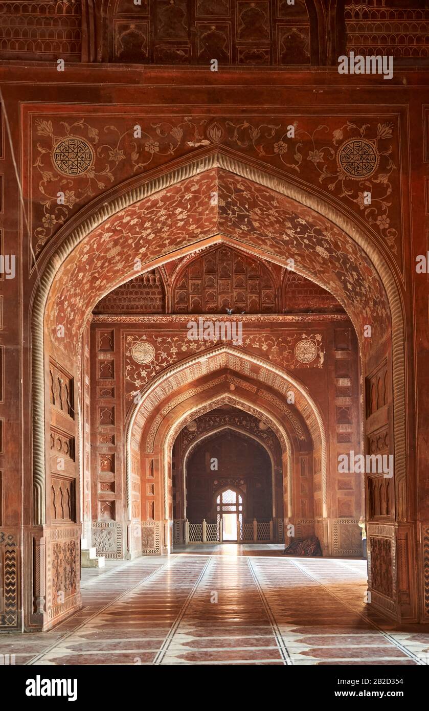Mosque at taj mahal hi-res stock photography and images - Alamy