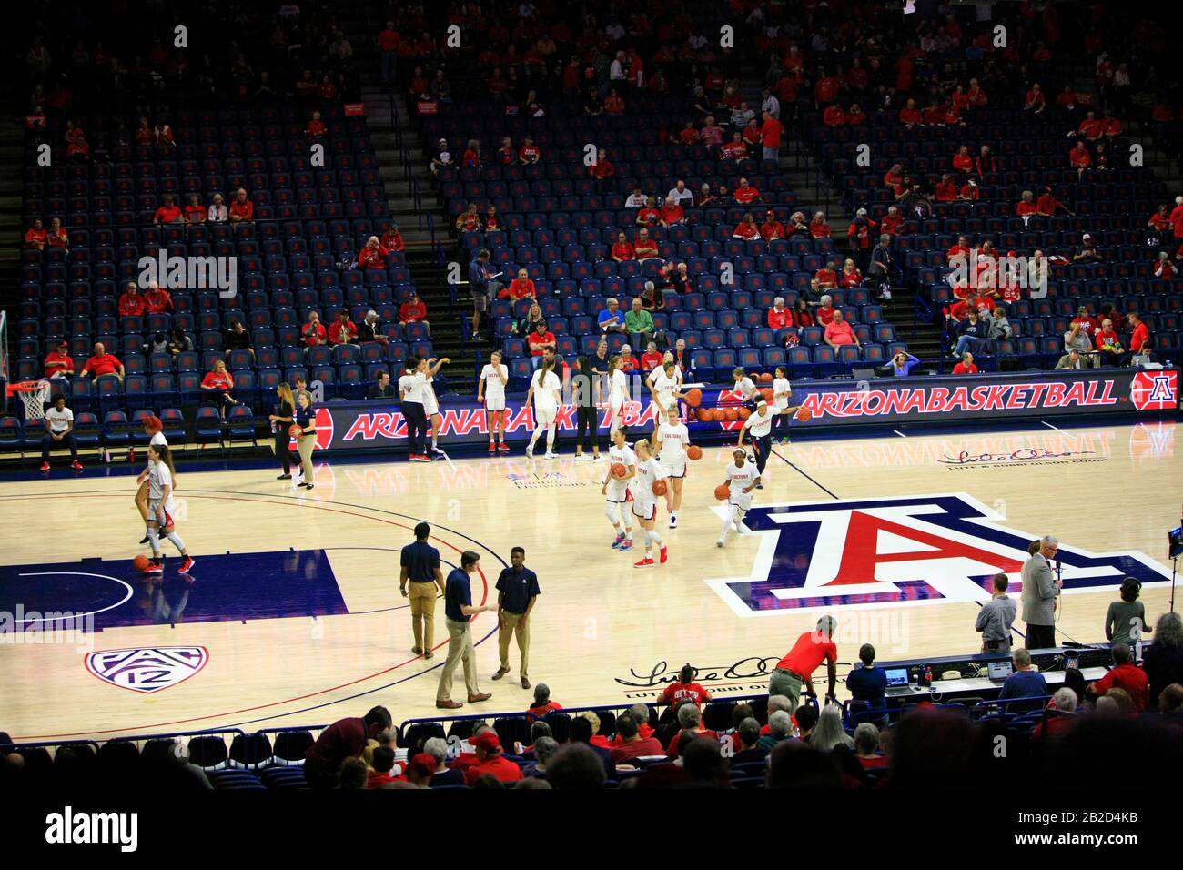 Basketball court crowd spectators stadium hi-res stock photography and ...