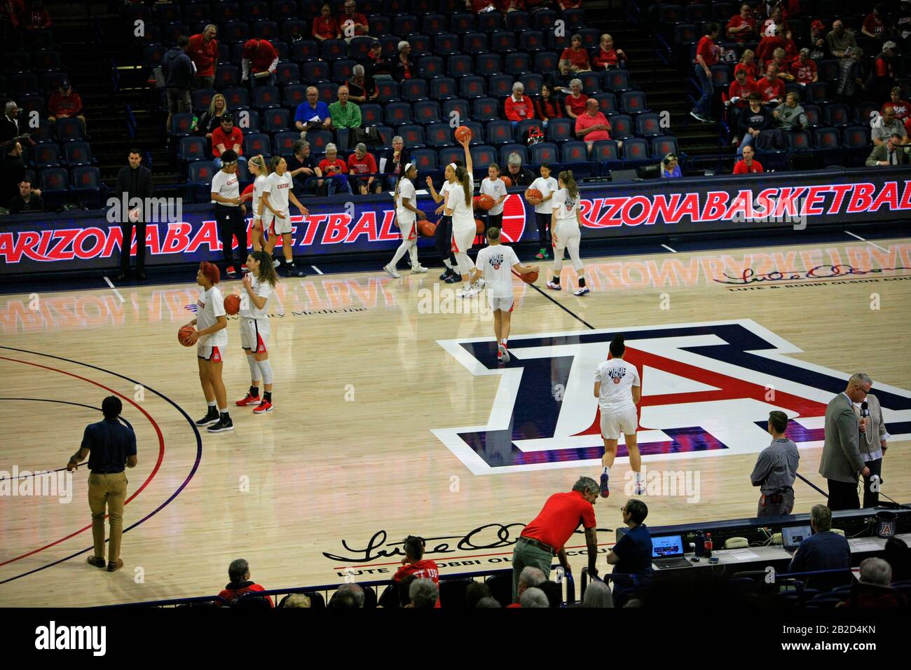 Basketball court crowd spectators stadium hi-res stock photography and ...