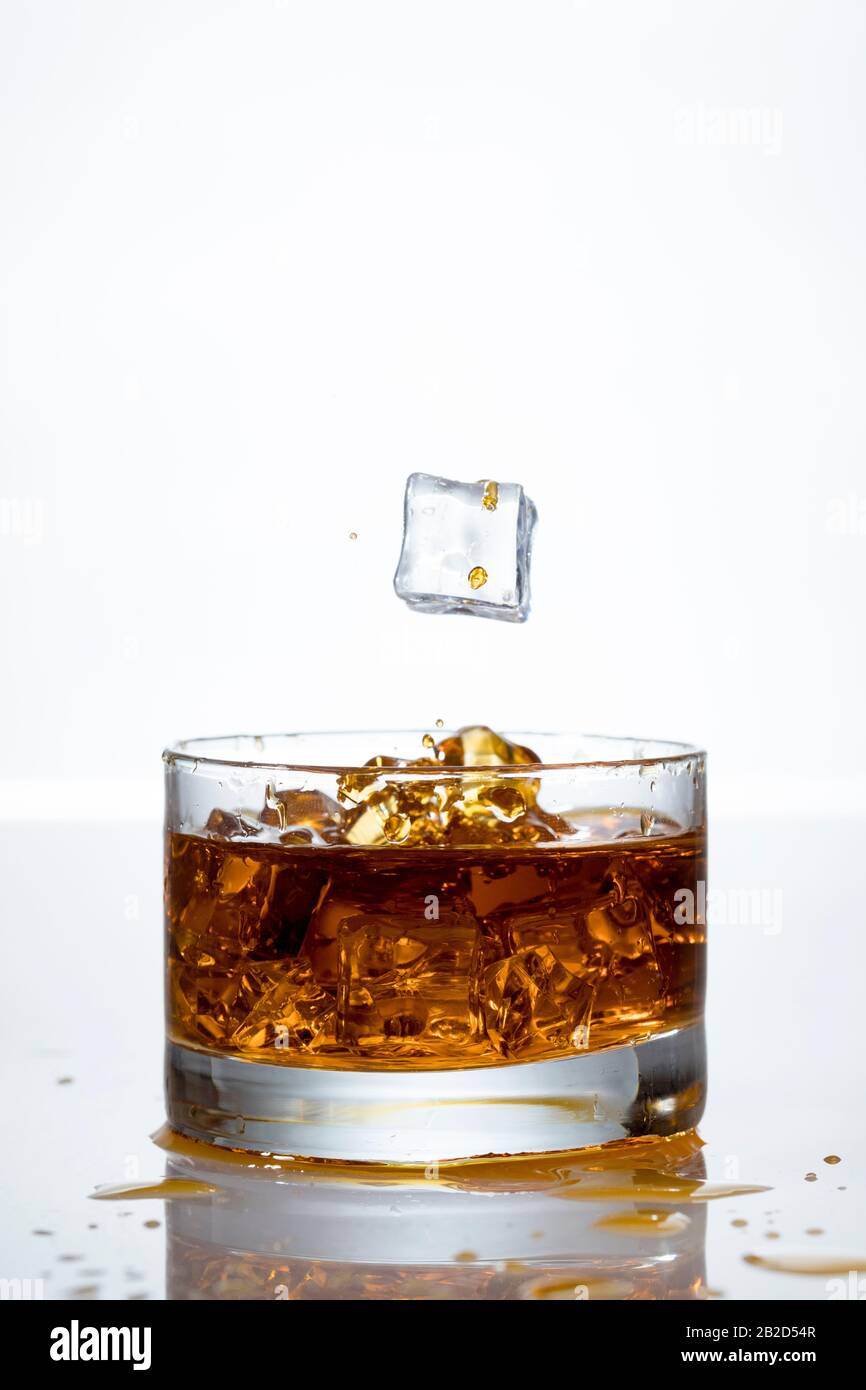 Glass whiskey falling ice cubes hi-res stock photography and images - Alamy