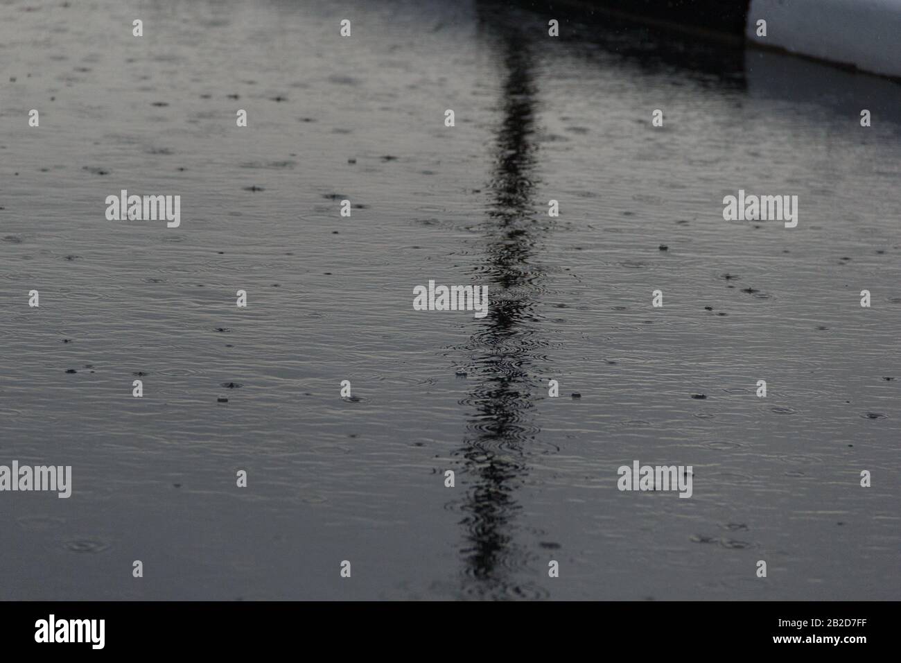 Rain drops falling on pavement hi-res stock photography and images - Alamy