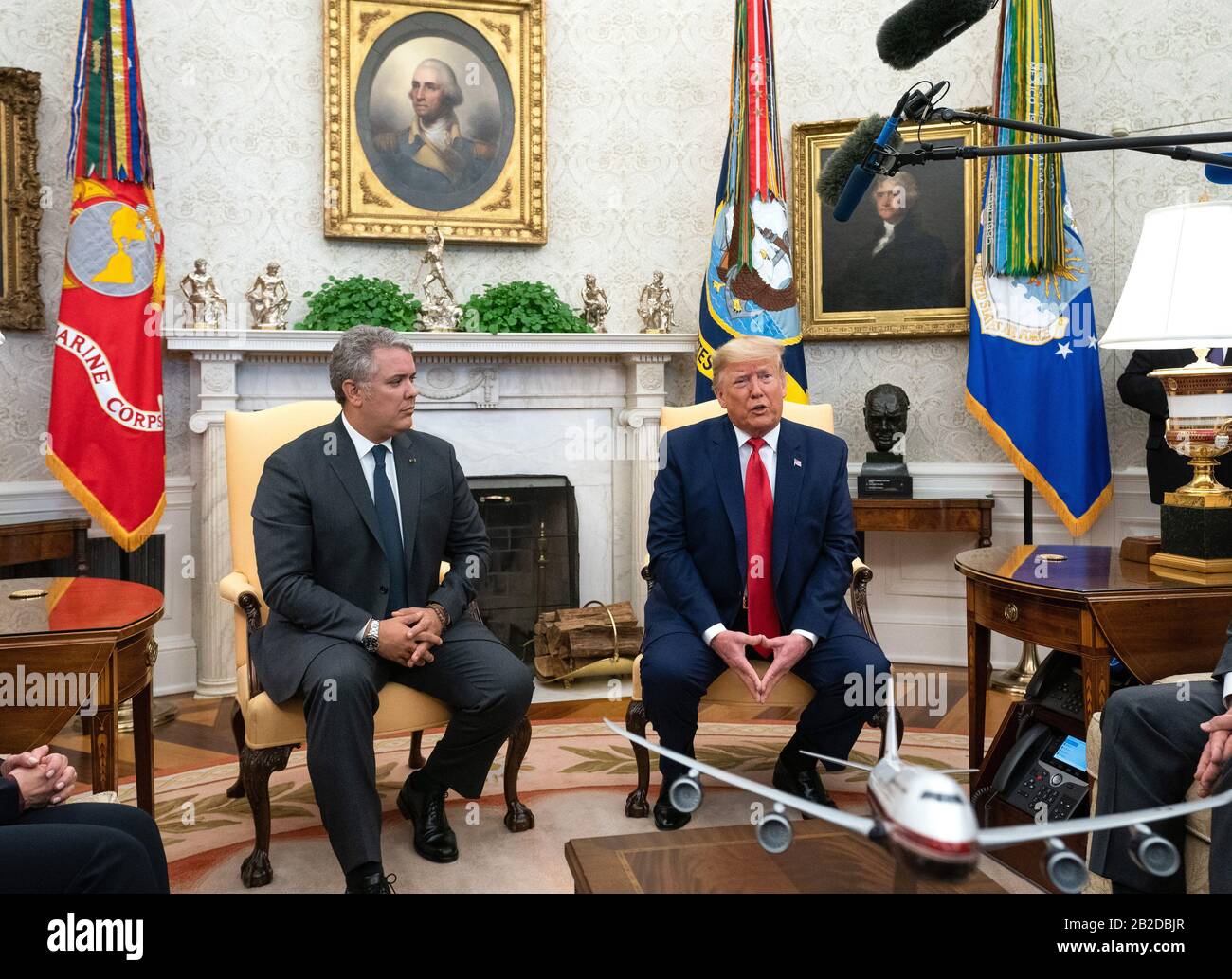 President Donald Trump (R) meets with Colombian President Ivan Duque ...
