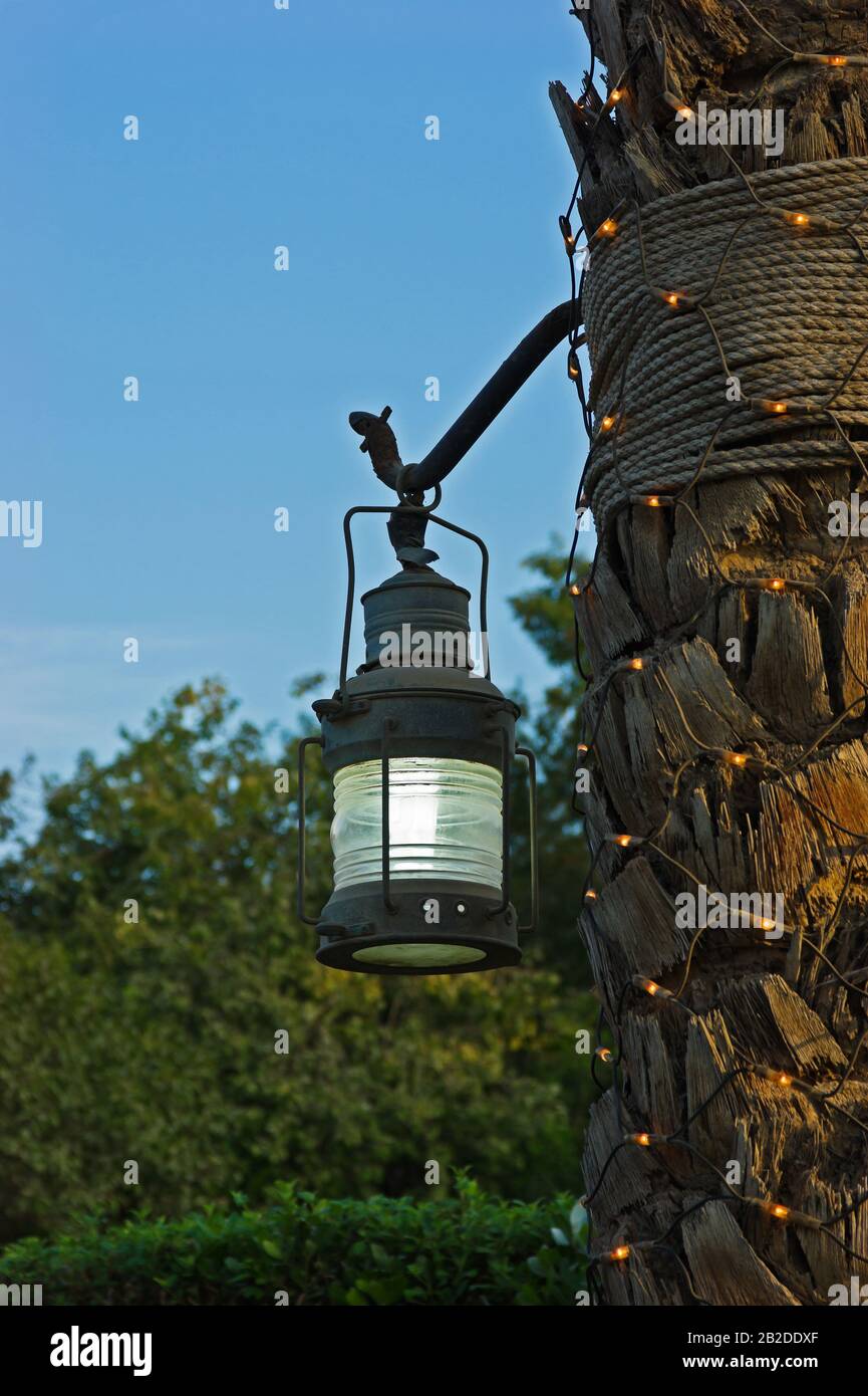 Traditional Arabic metal streetlight Stock Photo - Alamy