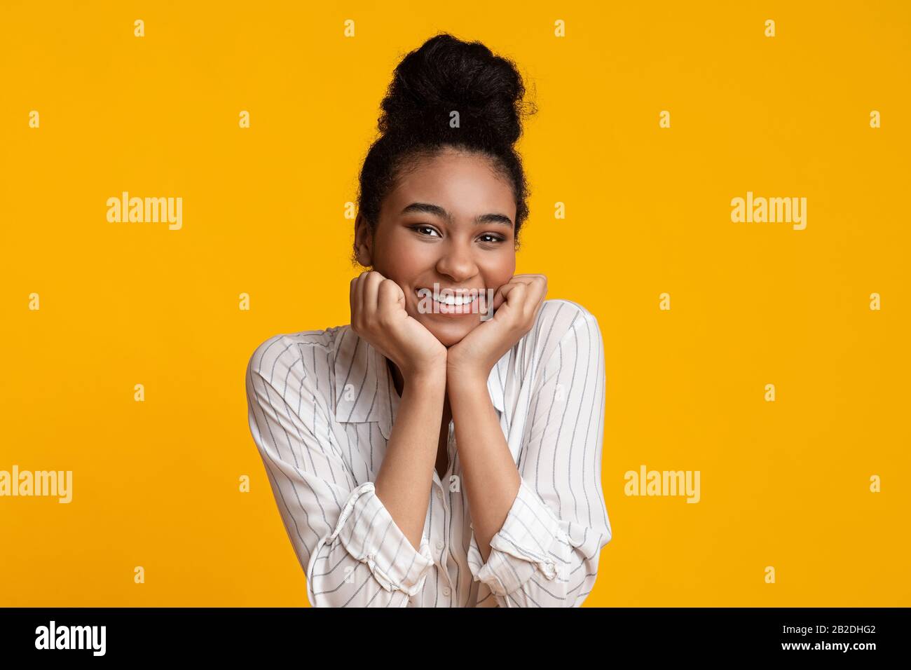 Hands on cheeks hi-res stock photography and images - Alamy