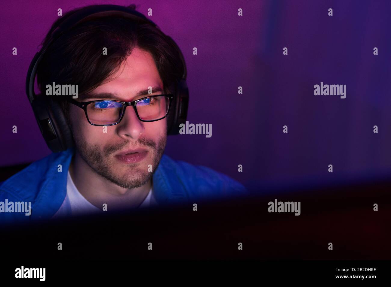 Man 20s computer game hi-res stock photography and images - Alamy