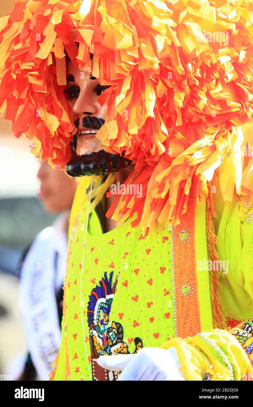 Yellow costume hi-res stock photography and images - Alamy