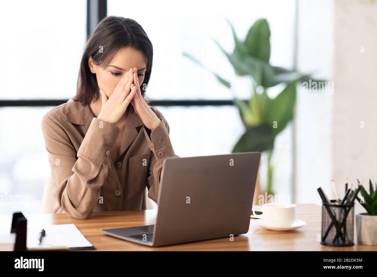 Sitting at desktop hi-res stock photography and images - Alamy