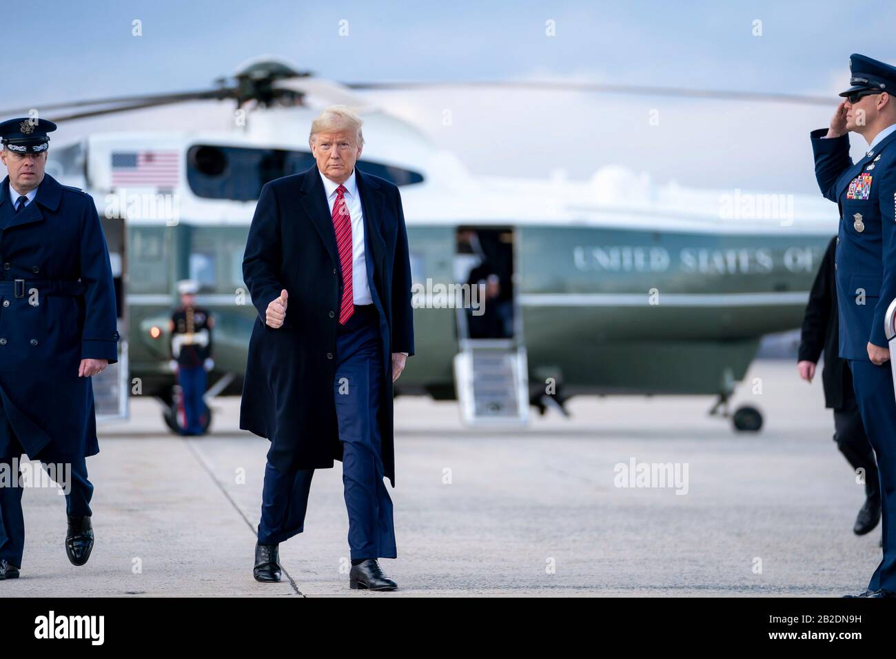 Donald trump standing by marine one hi-res stock photography and images ...