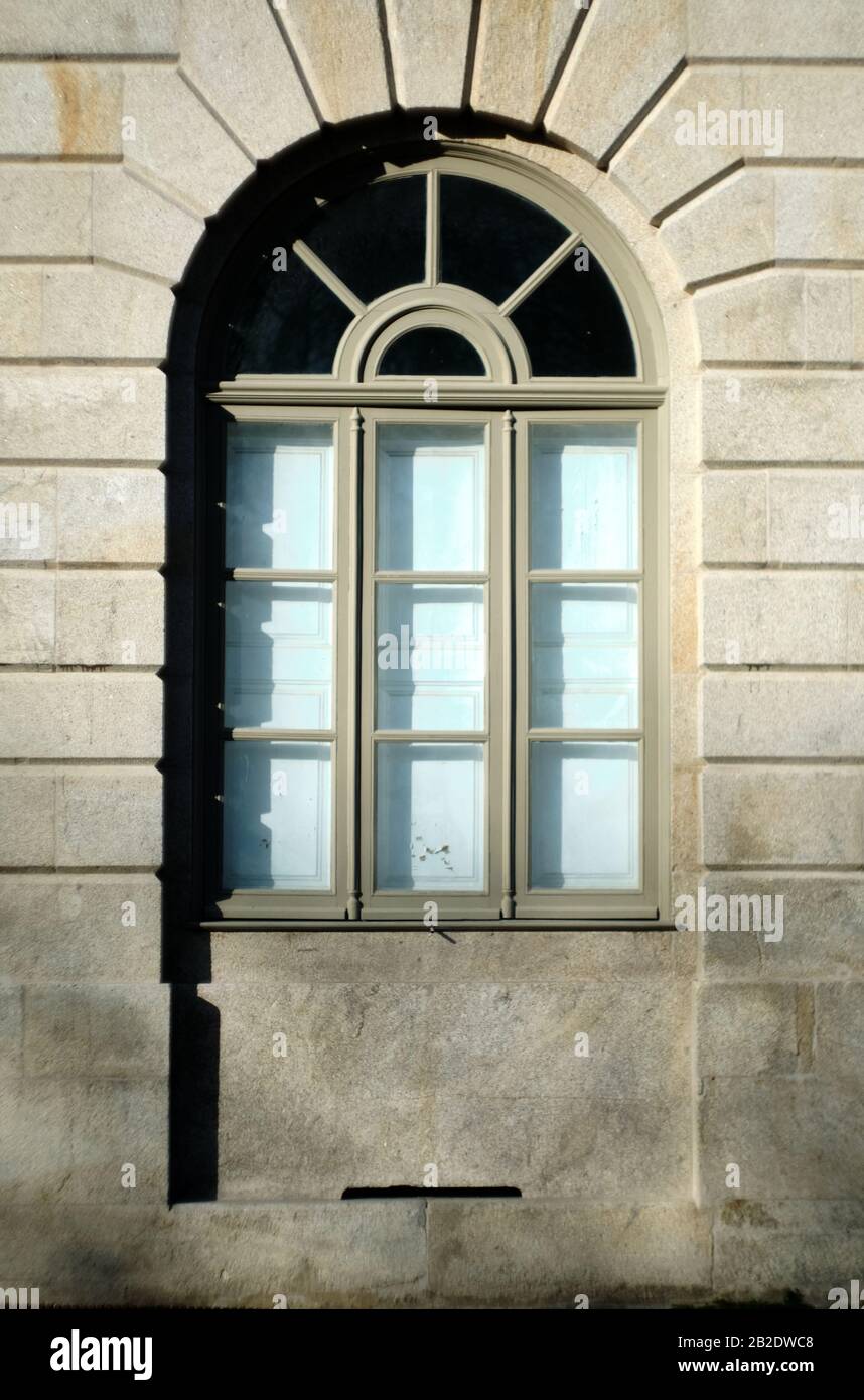 Closed arch window hi-res stock photography and images - Alamy