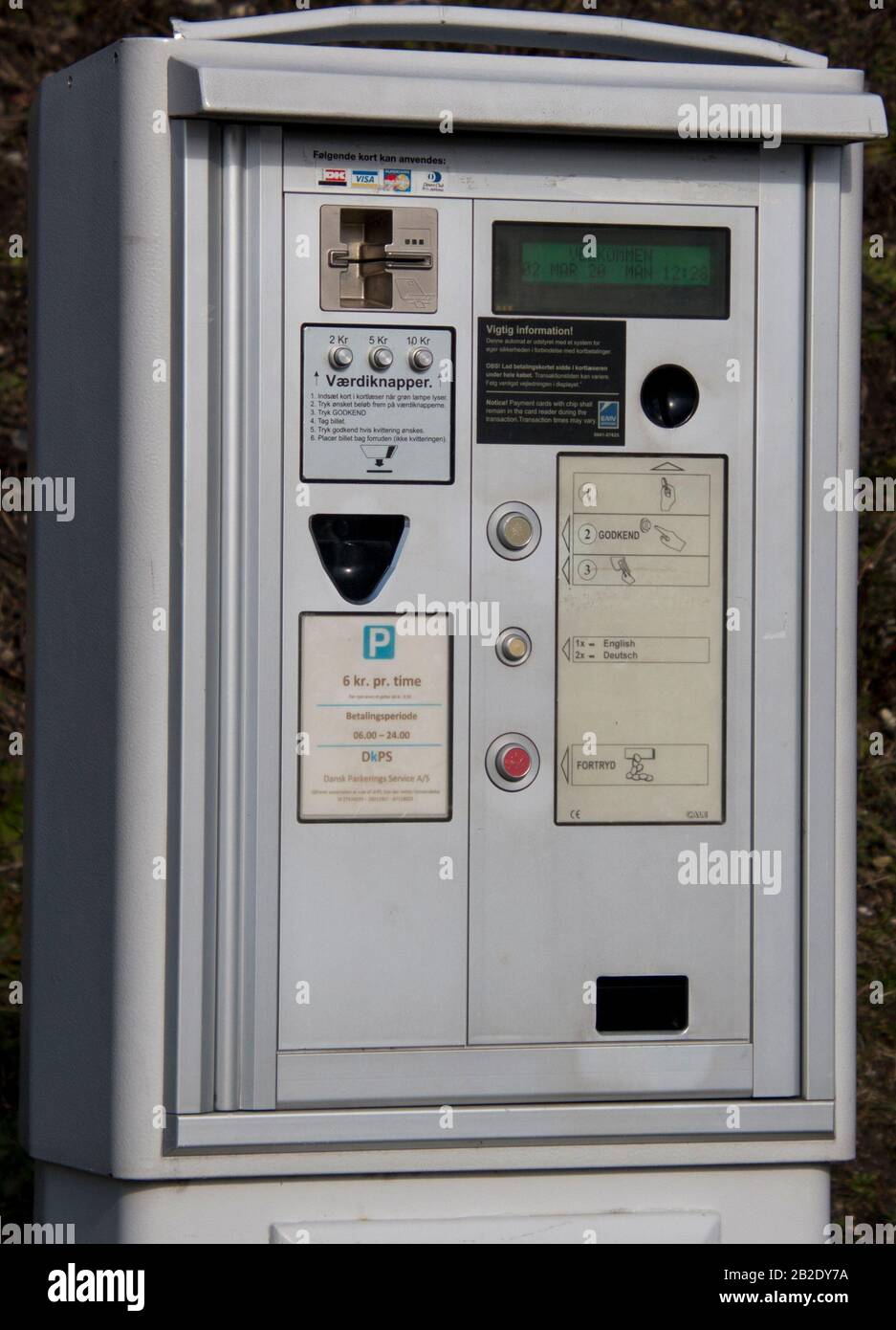Person paying parking machine hi-res stock photography and images - Alamy