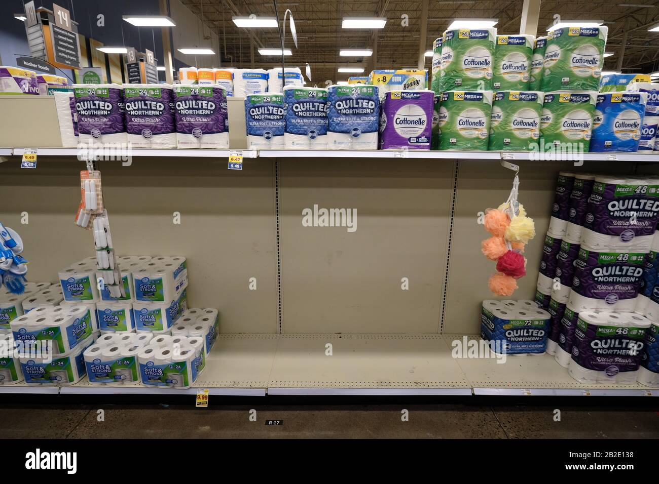 Toilet paper aisle hi-res stock photography and images - Alamy
