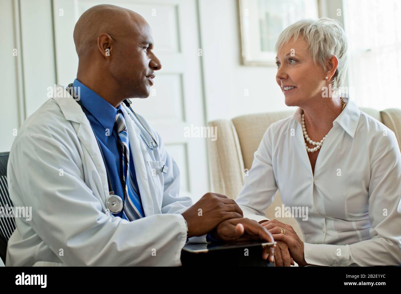 White doctors man woman hi-res stock photography and images - Alamy