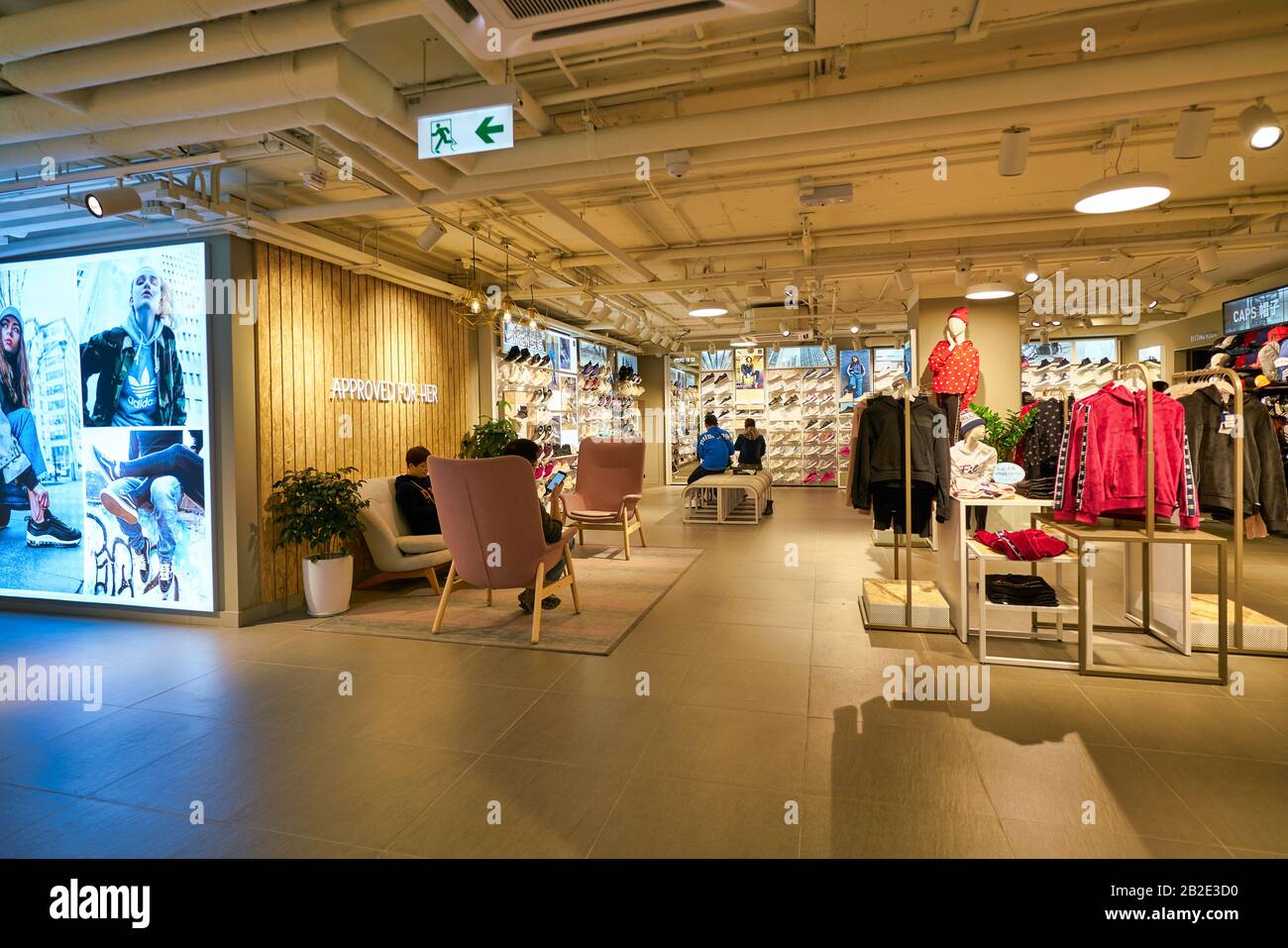Foot locker interior hi-res stock photography and images - Alamy