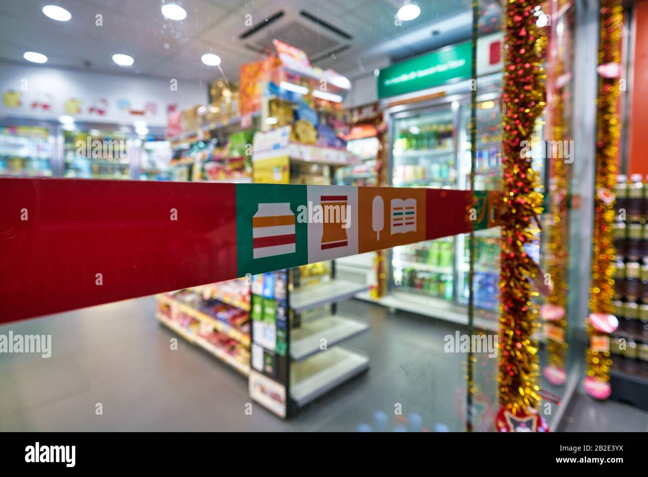 Seven eleven shop store window hi-res stock photography and images - Alamy
