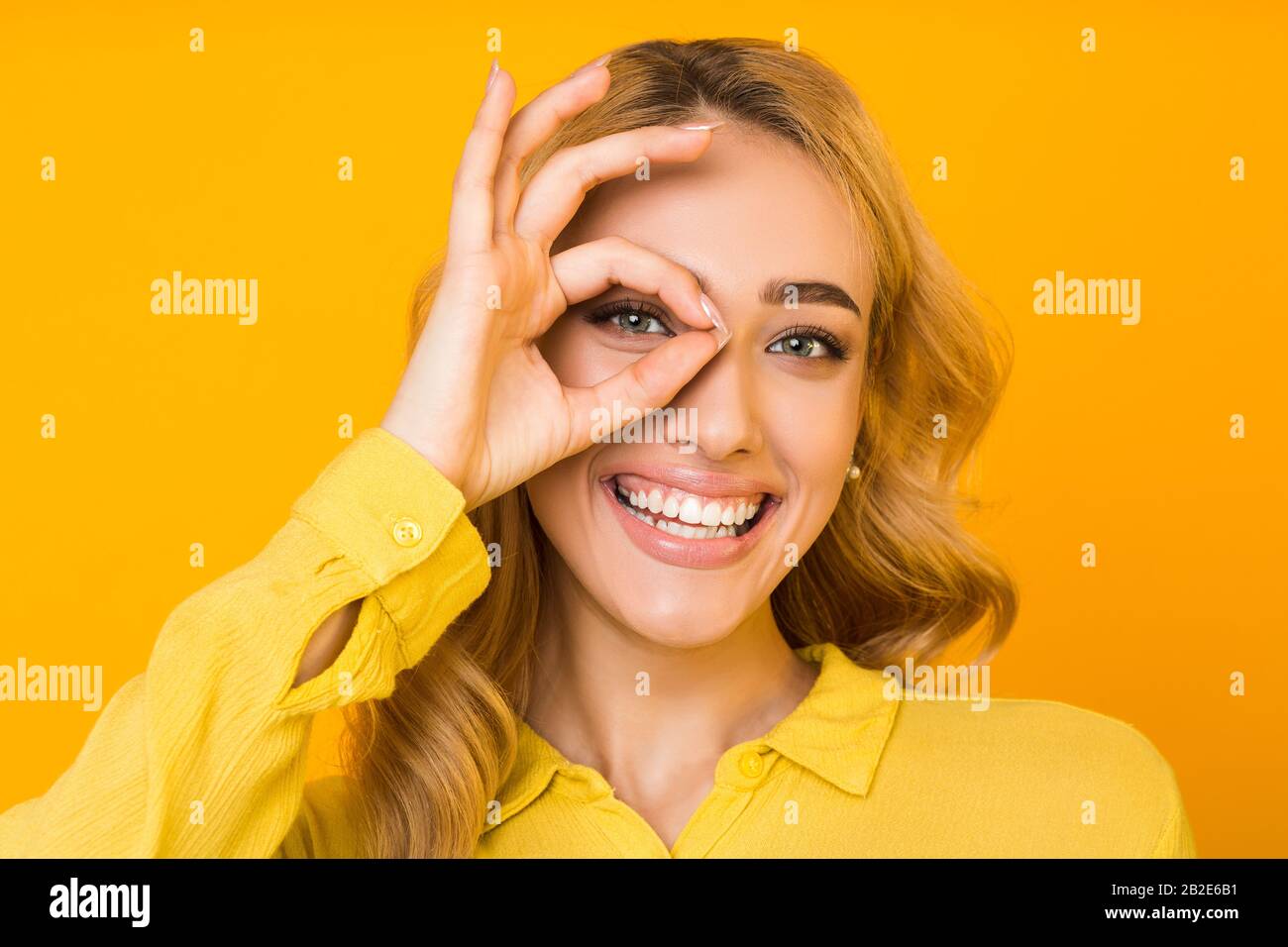 Hand with eye hi-res stock photography and images - Alamy