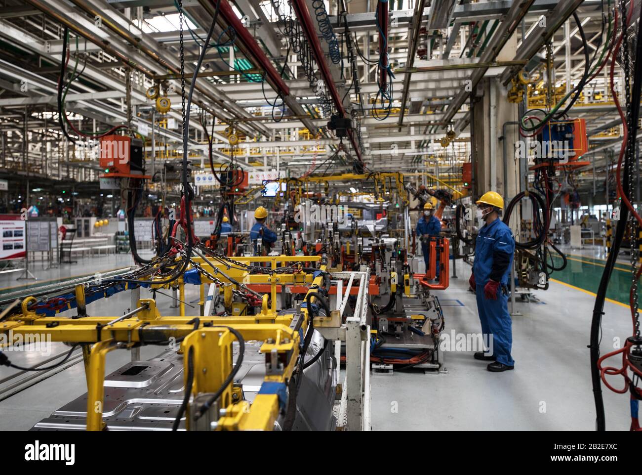 Workers in machinery factory in China Stock Photo - Alamy