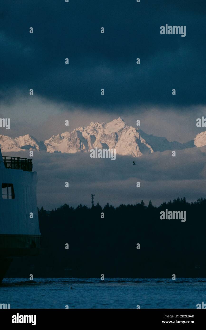 Olympic mountains from seattle hi-res stock photography and images - Alamy