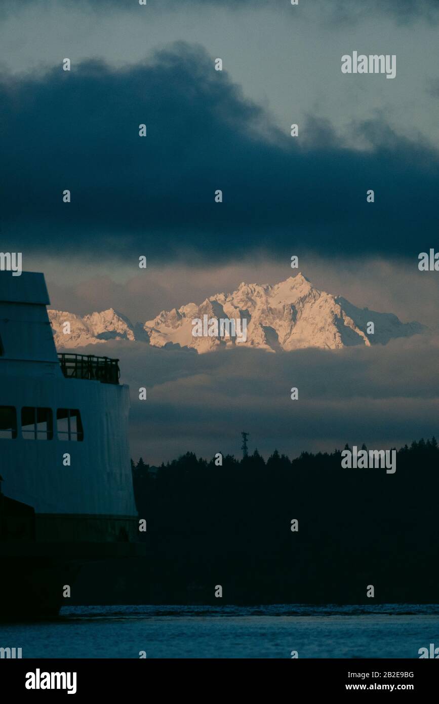 Edmonds ferry puget sound seattle hi-res stock photography and images ...