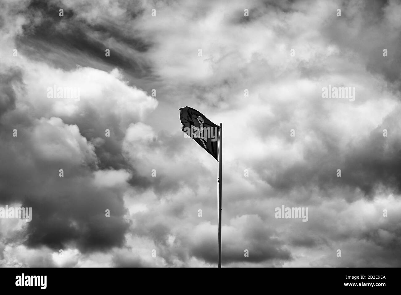 Pirate ship flag hi-res stock photography and images - Alamy