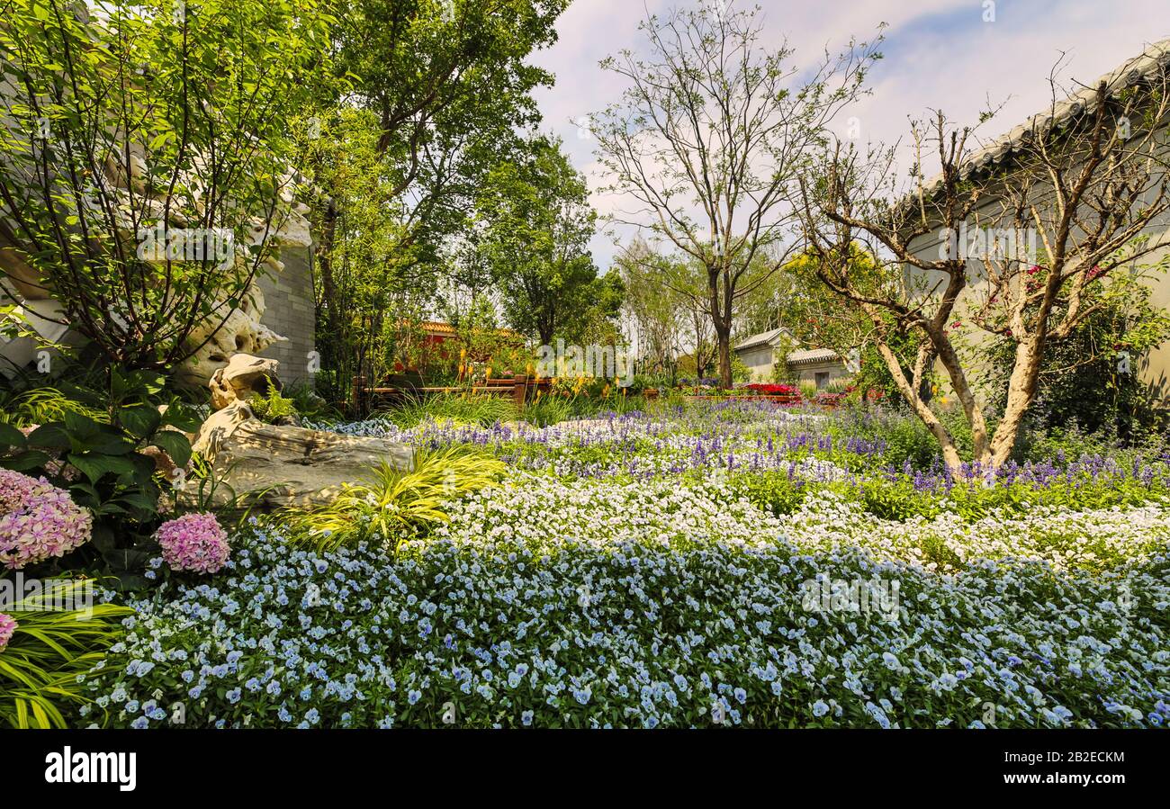 Traditional Chinese City Garden Park in Beijing Stock Photo - Alamy