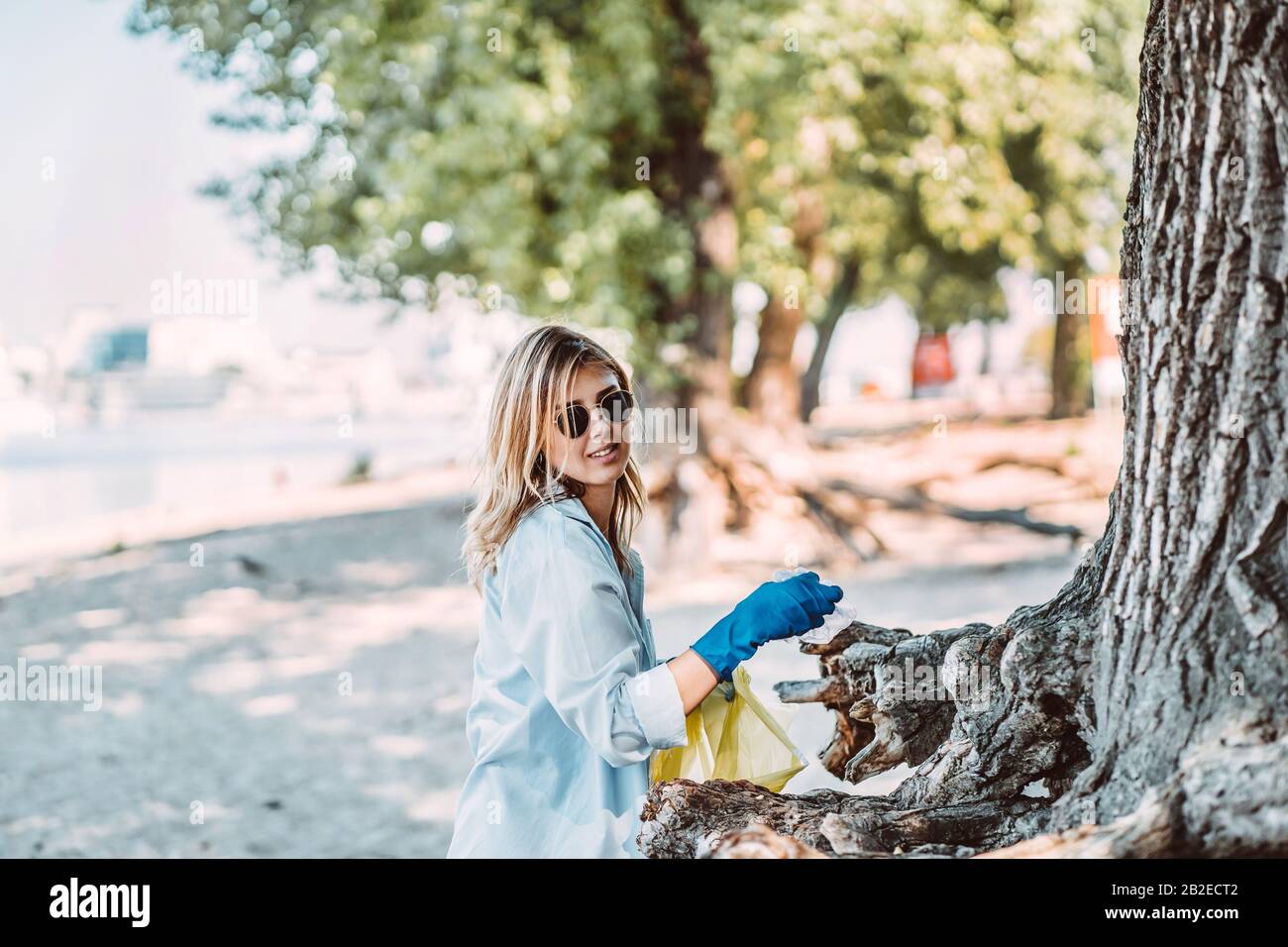 Girl picking up garbage hi-res stock photography and images - Alamy