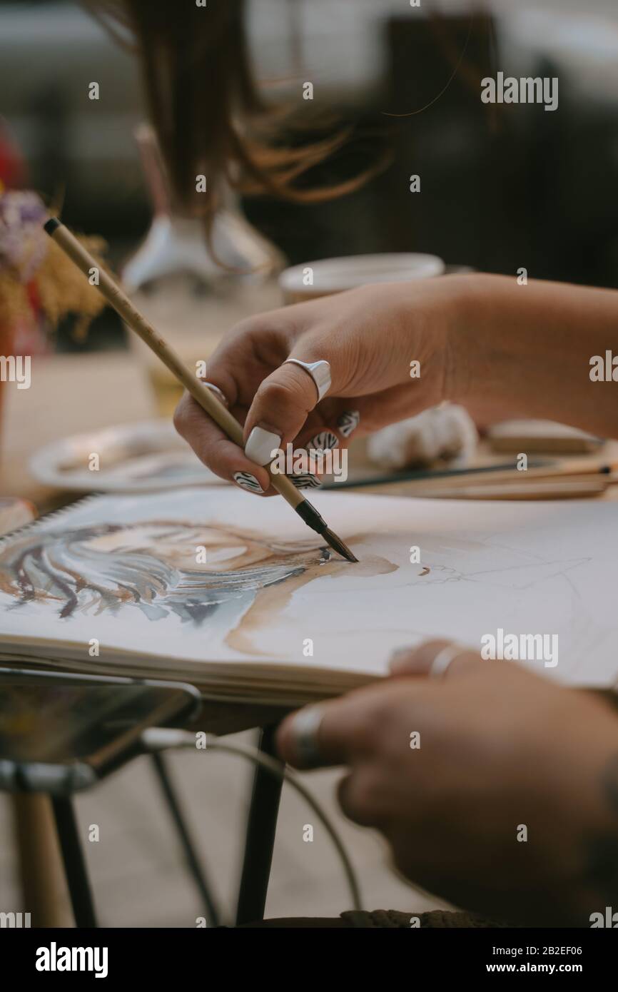 Street portrait artist sketch a picture on the street Stock Photo - Alamy