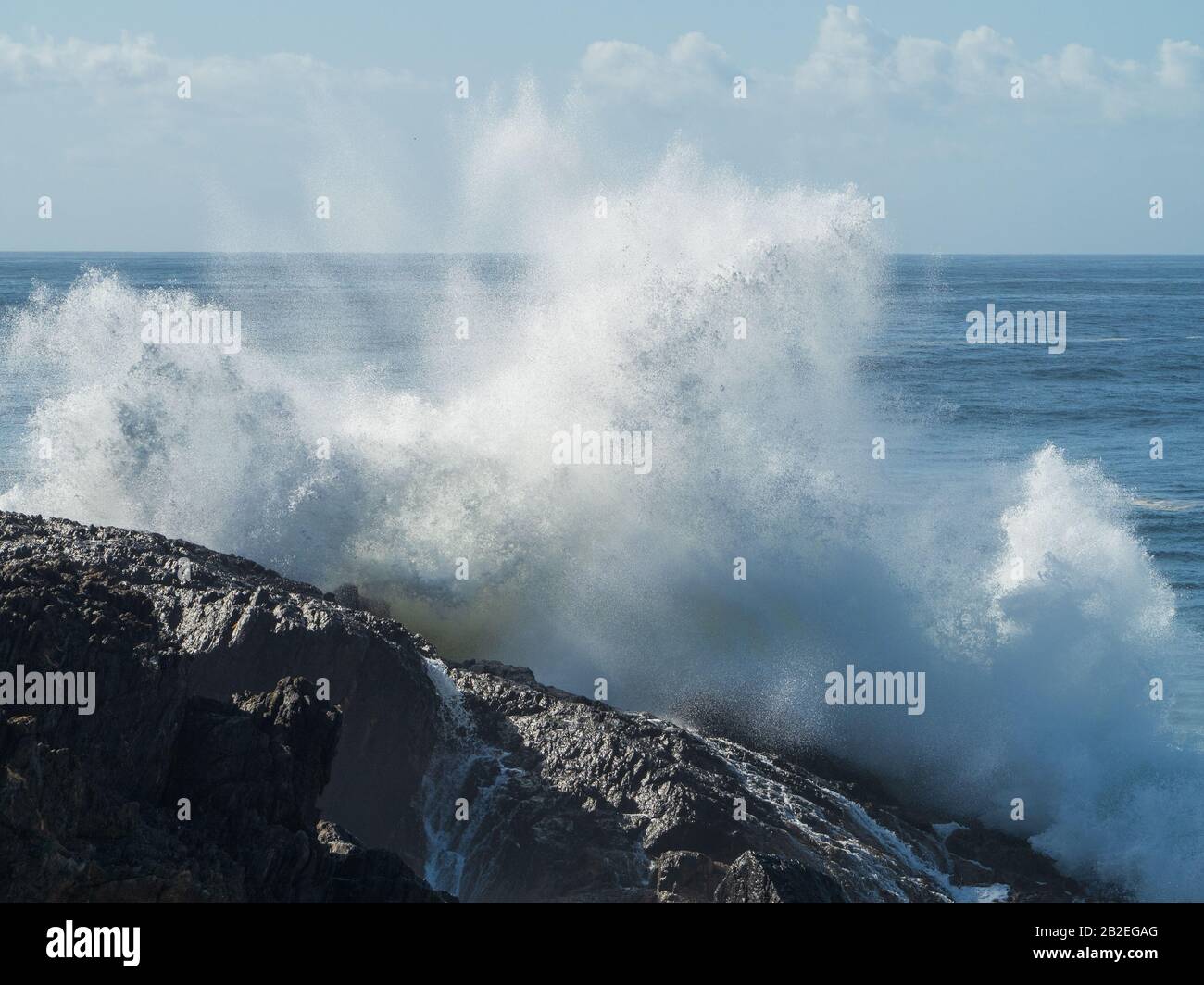 Waves smashing against rocks hi-res stock photography and images - Alamy