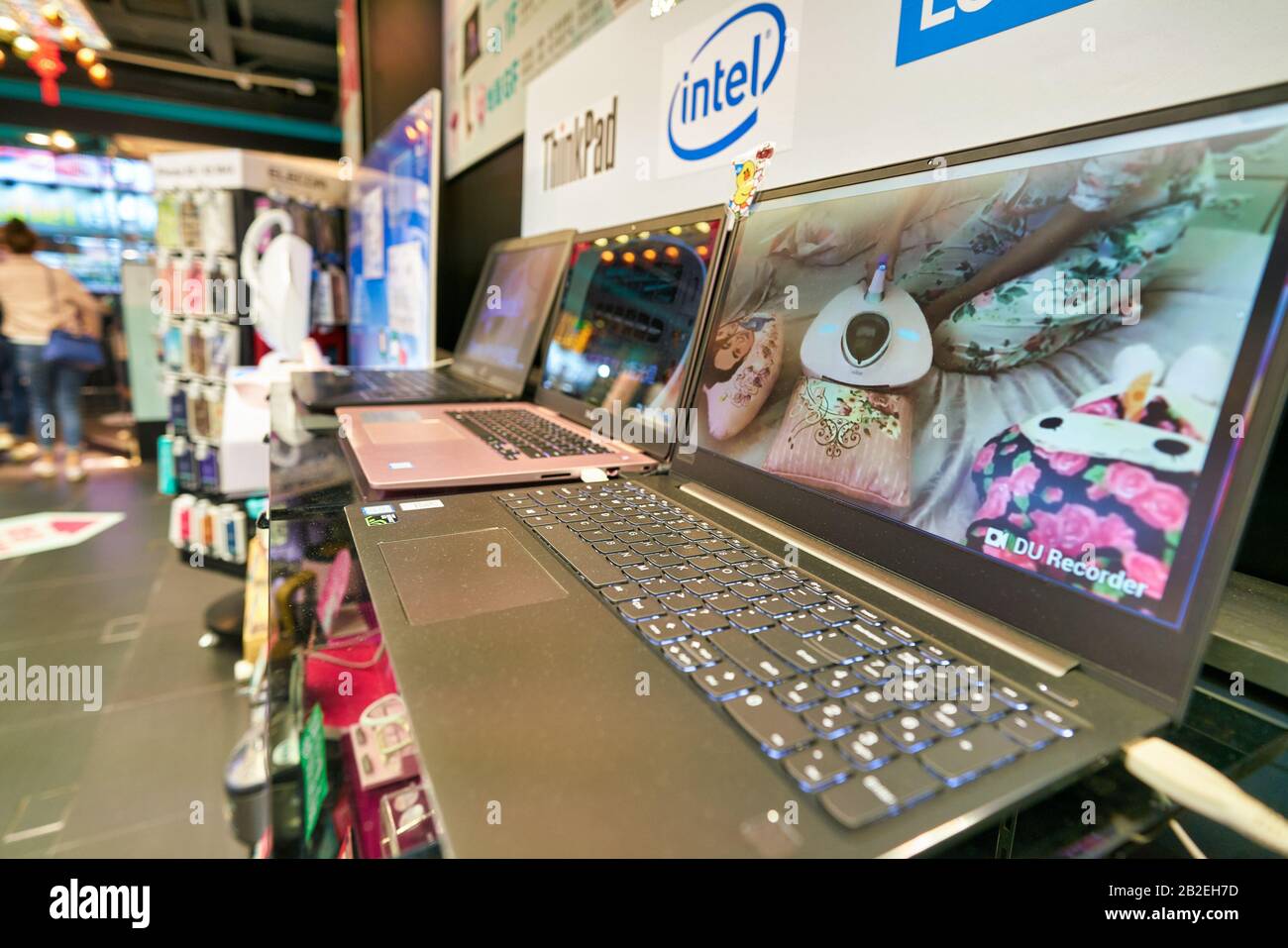 Laptops store hi-res stock photography and images - Alamy