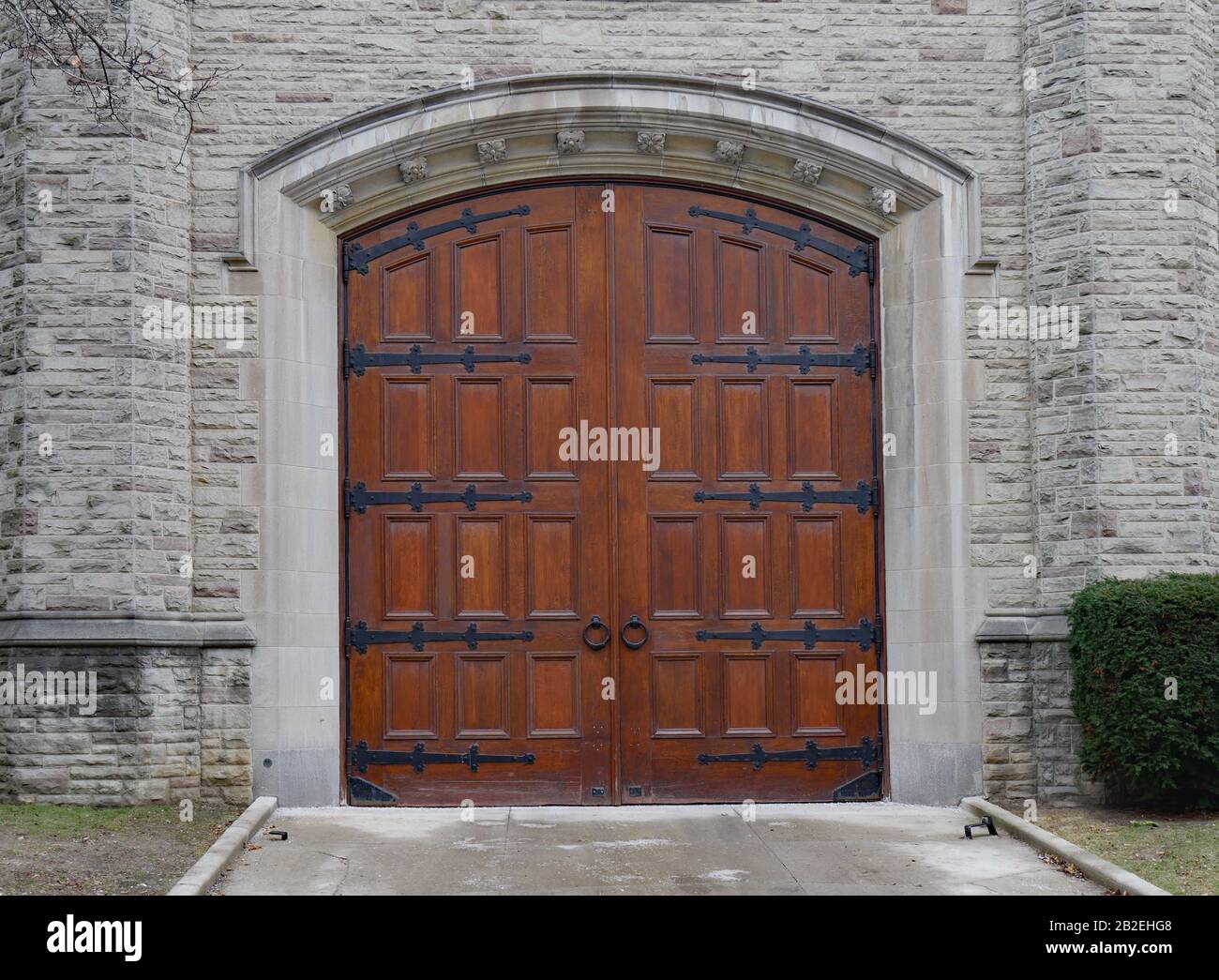Large wood panelled gate in wall of stone building Stock Photo - Alamy