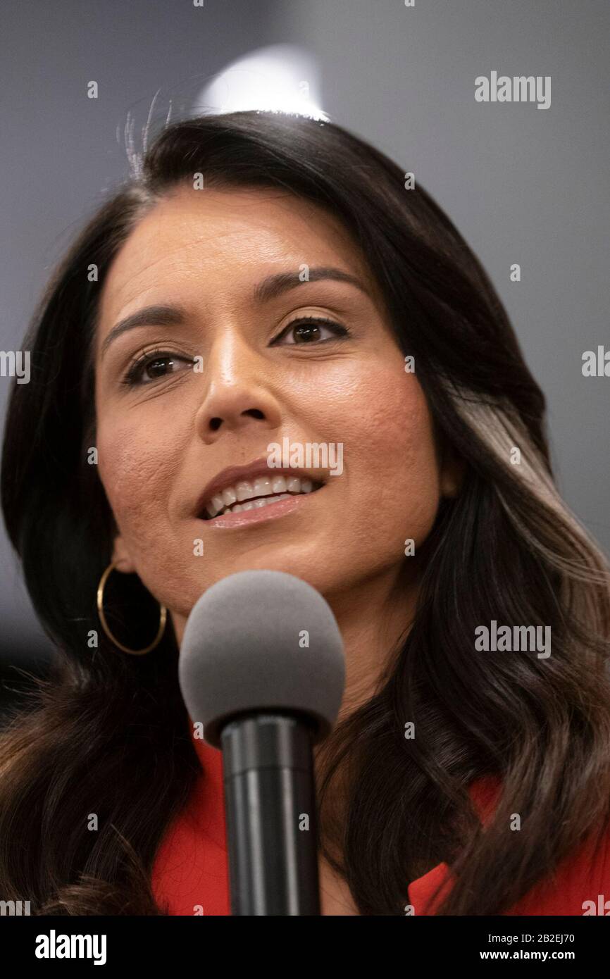 Rep tulsi gabbard hi-res stock photography and images - Alamy